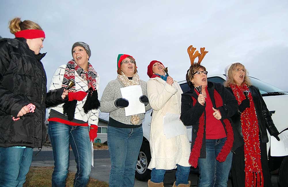 Caroling event collects food for Ione program | East Oregonian