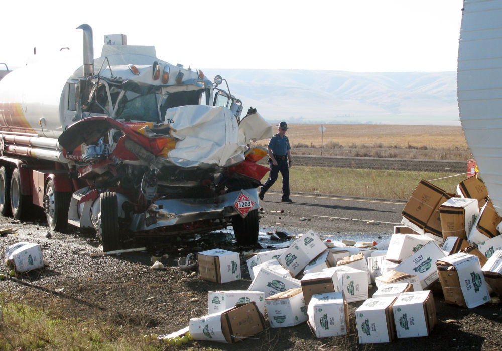 Semi collision spills apple load, closes freeway | East Oregonian