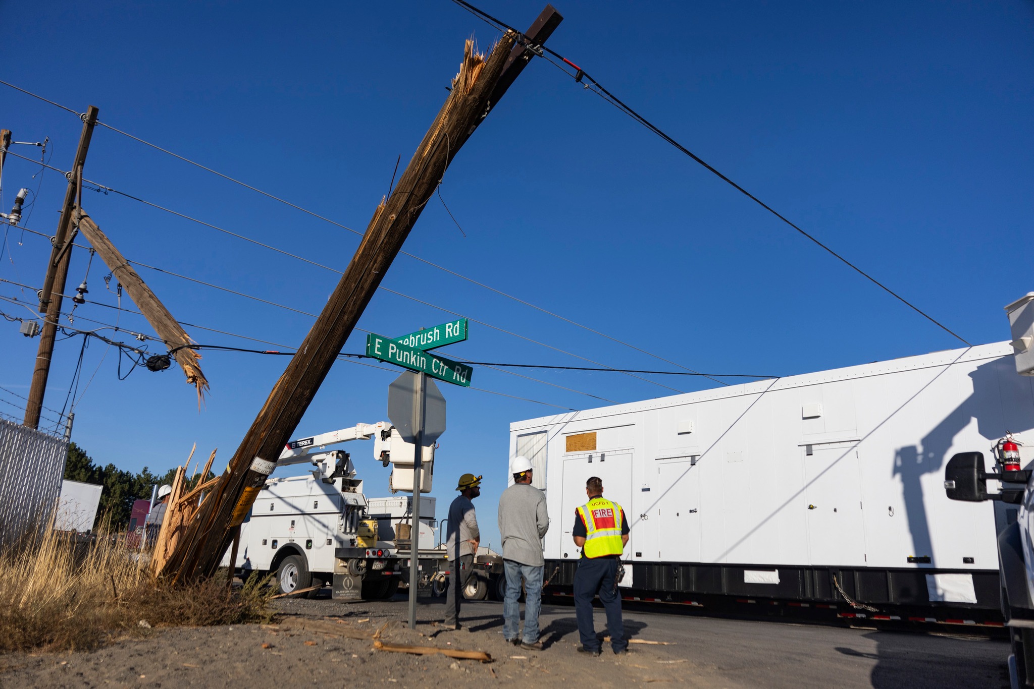 Trailer snags power line, snaps pole in Hermiston | East Oregonian